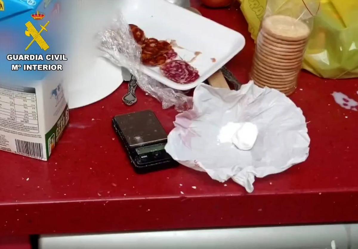 La Guardia Civil desarticula un punto de venta de drogas y detiene a dos personas | Hoy